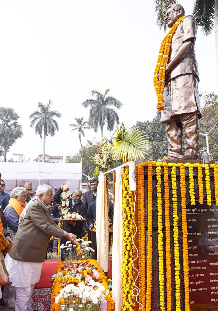 Patna: Nitish Kumar Unveils Statue of Late Sushil Kumar Modi #Gallery ...