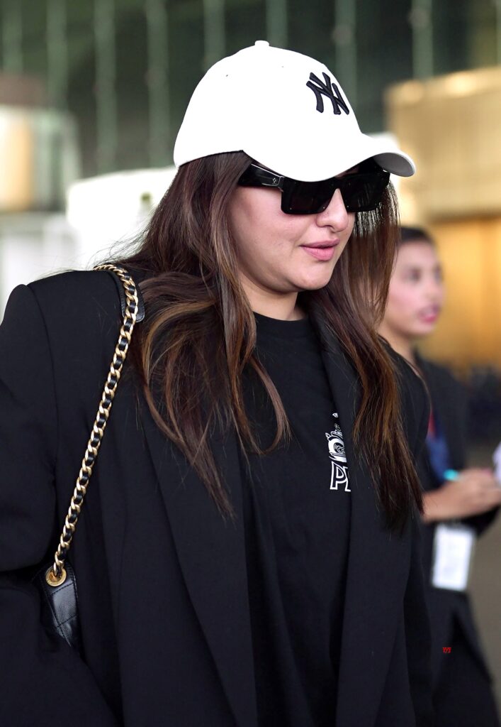 Mumbai: Sonakshi Sinha Spotted at Airport #Gallery - Social News XYZ