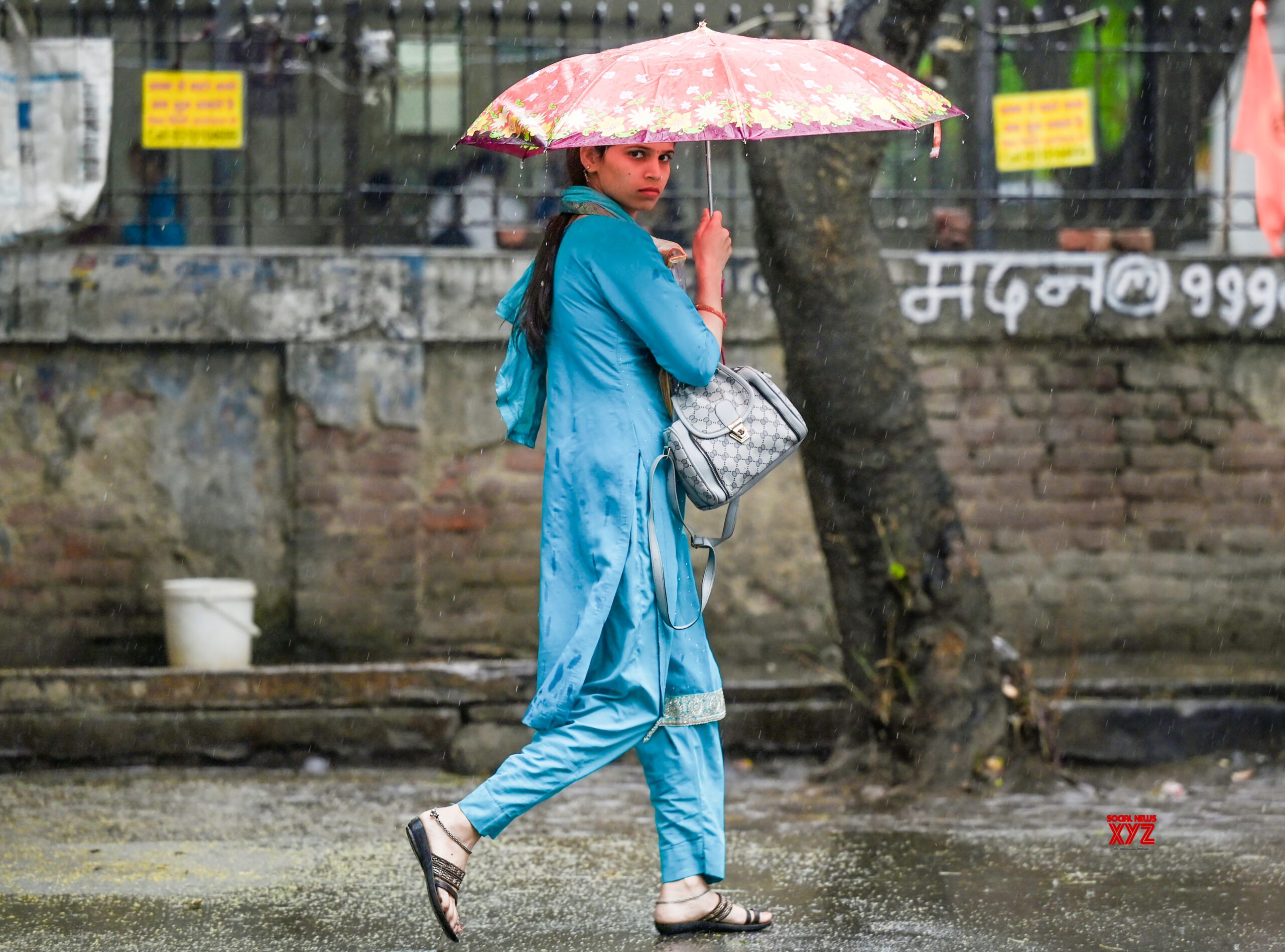Noida: Light Rain Brings Relief to Commuters #Gallery - Social News XYZ